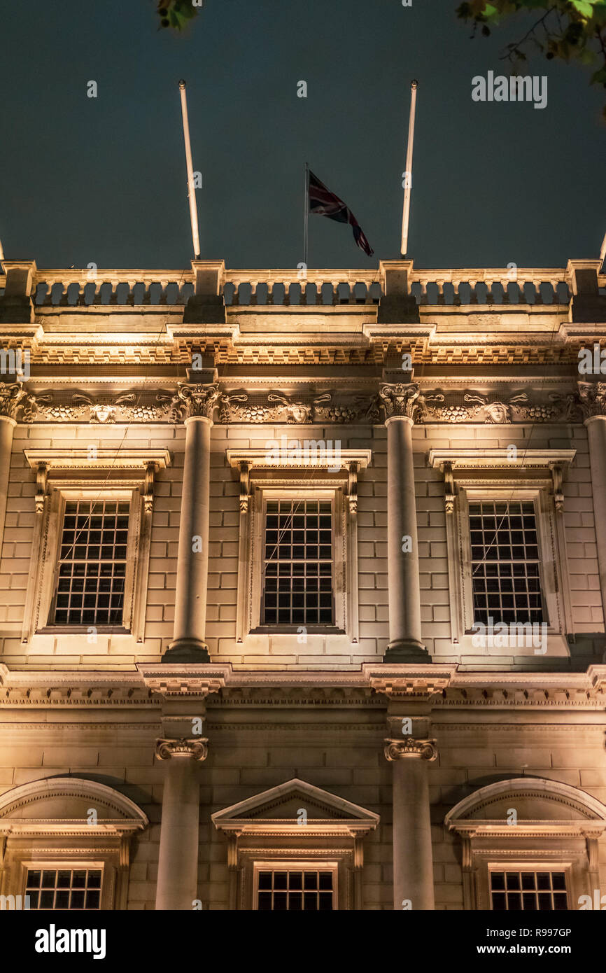 Symmetrical wallpaper hi-res stock photography and images - Alamy