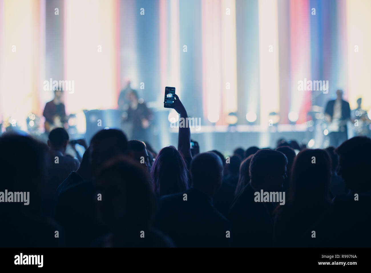 Crowd filming smart phone hi-res stock photography and images - Alamy