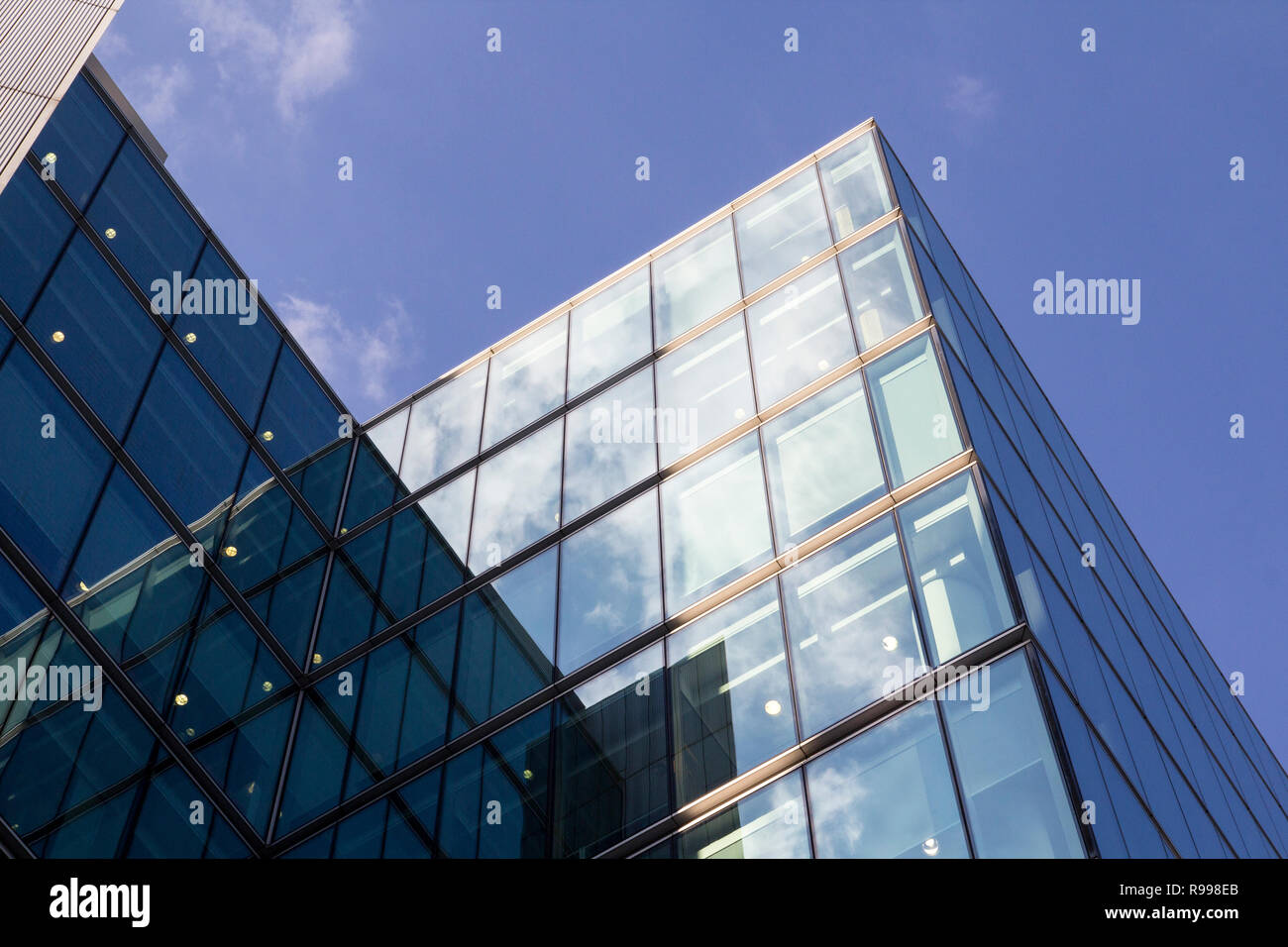 Tall building near london bridge hi-res stock photography and images ...