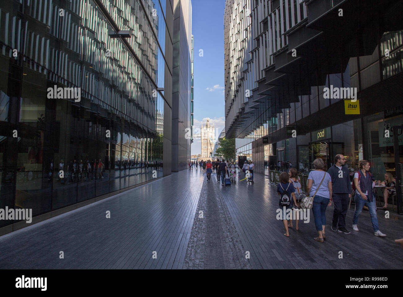 Tall building near london bridge hi-res stock photography and images ...