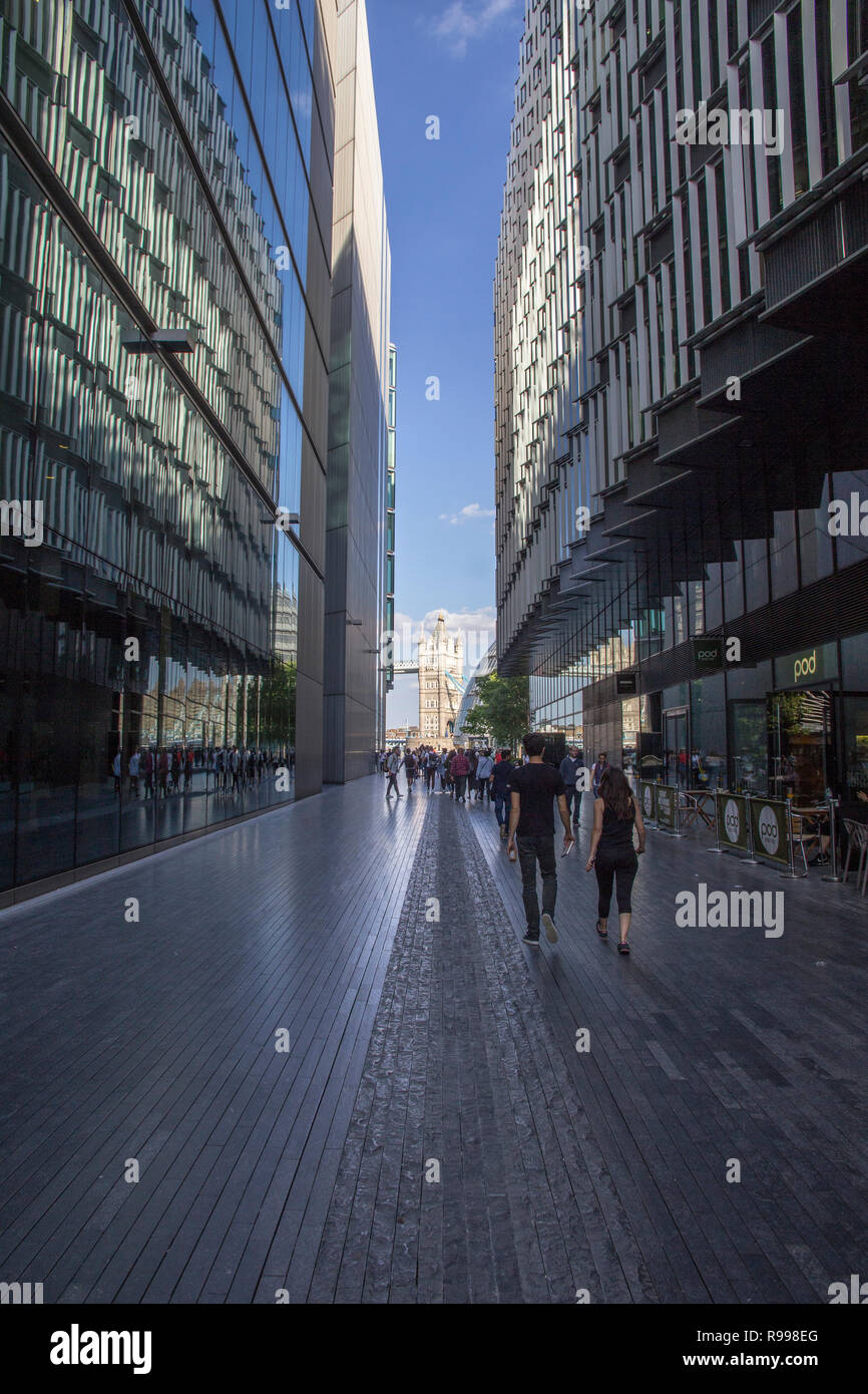 Tall building near london bridge hi-res stock photography and images ...