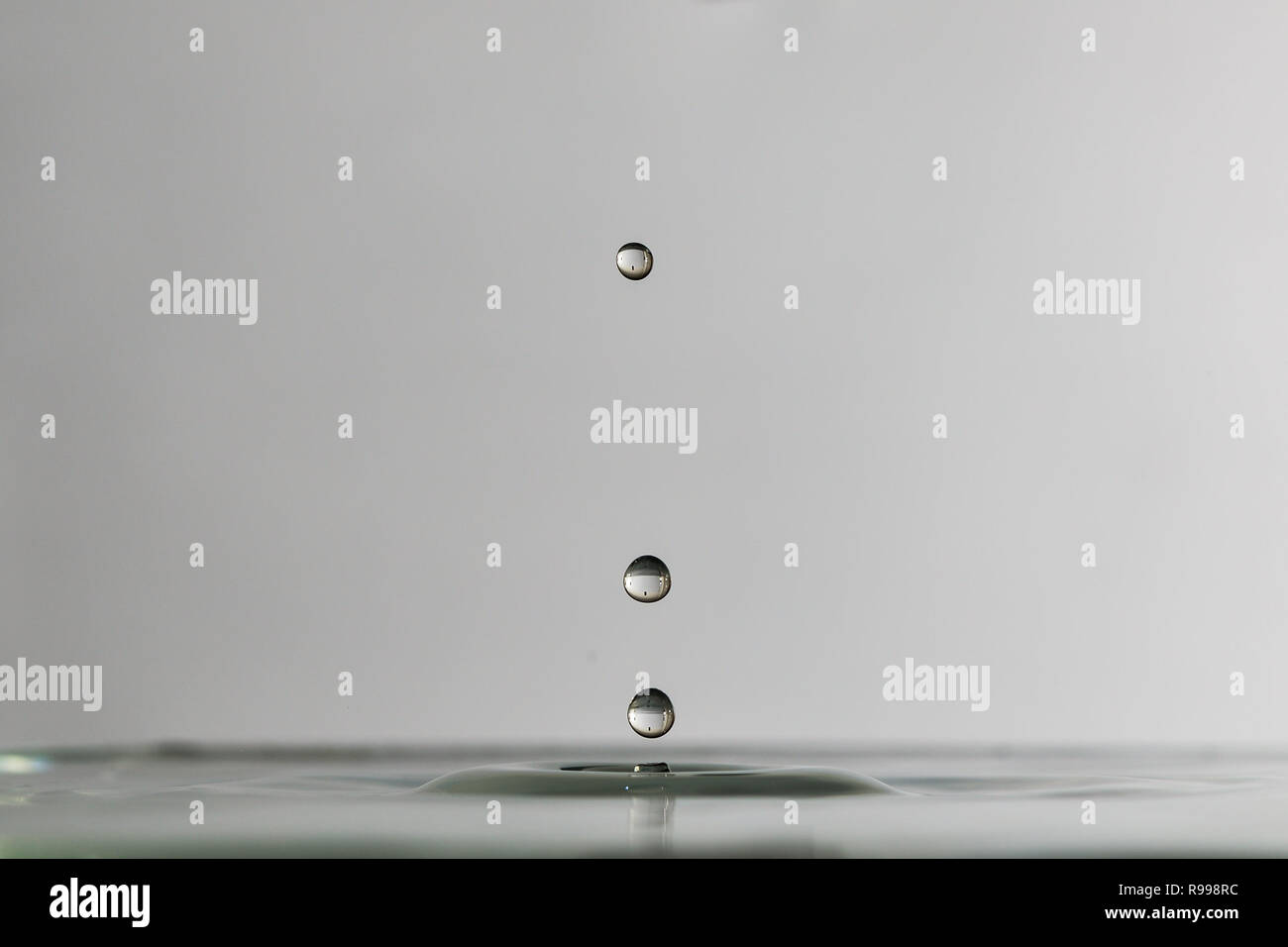 Water droplets hitting water surface hi-res stock photography and ...