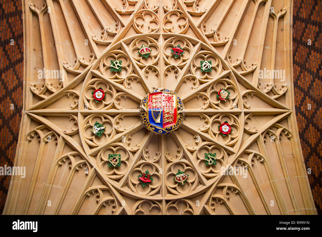 Royal coat of arms crown court hi-res stock photography and images - Alamy