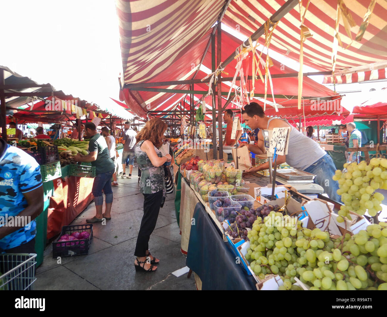 Porta palazzo turin vegetables hi-res stock photography and images - Alamy