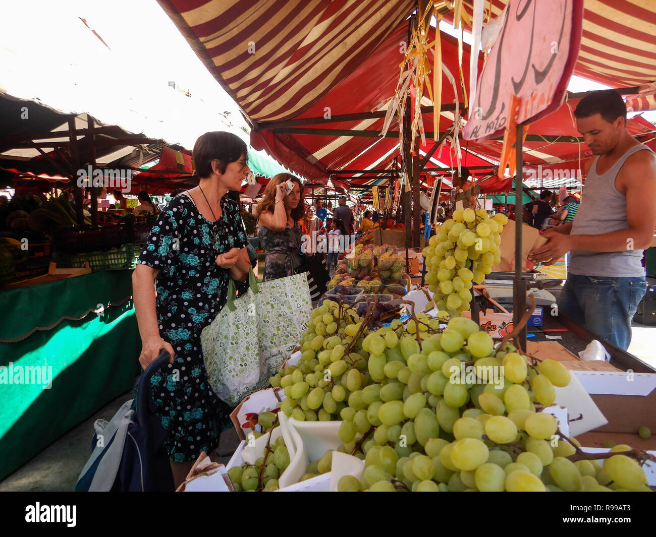 Porta palazzo turin vegetables hi-res stock photography and images - Alamy