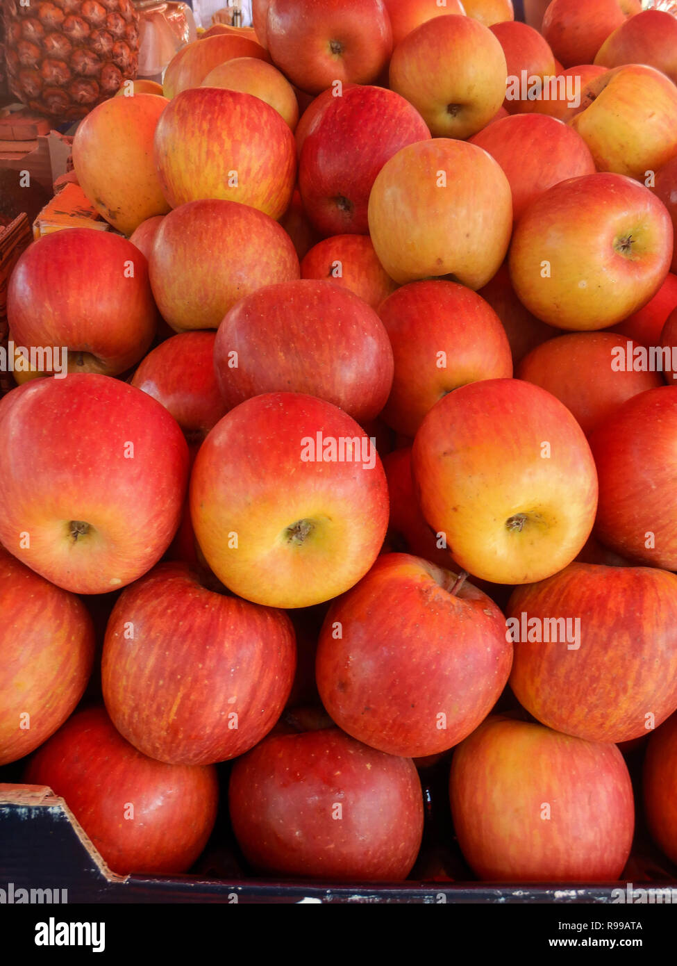 Apples at the fruit and vegetable market of Turin Stock Photo - Alamy