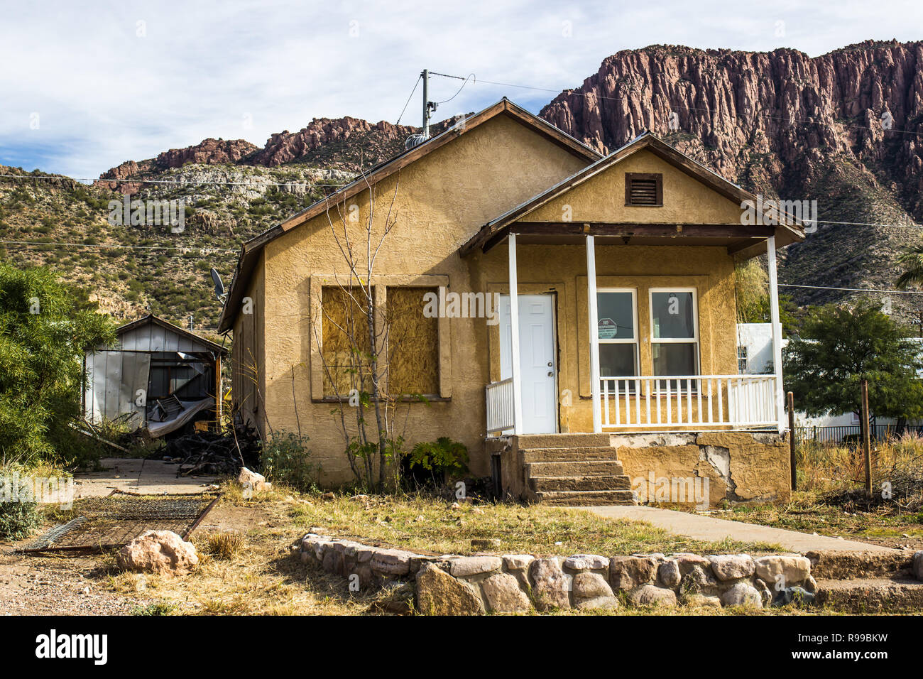Abandoned One Story Home With Boarded Up Windows Stock Photo - Alamy