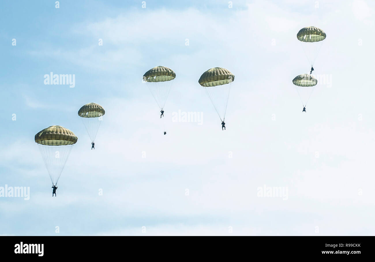 Soldier in parachutes hi-res stock photography and images - Alamy