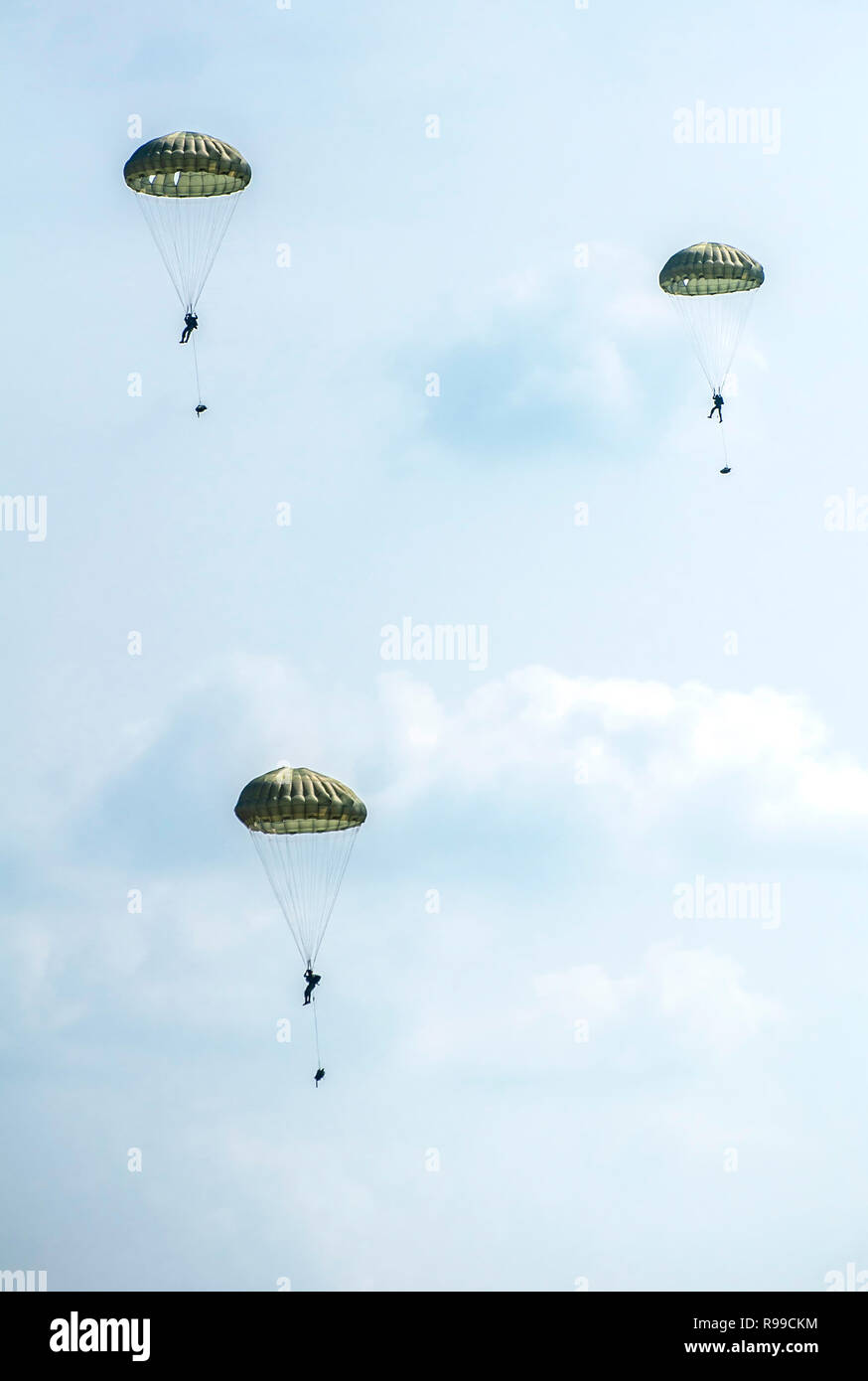 Soldier in parachutes hi-res stock photography and images - Alamy