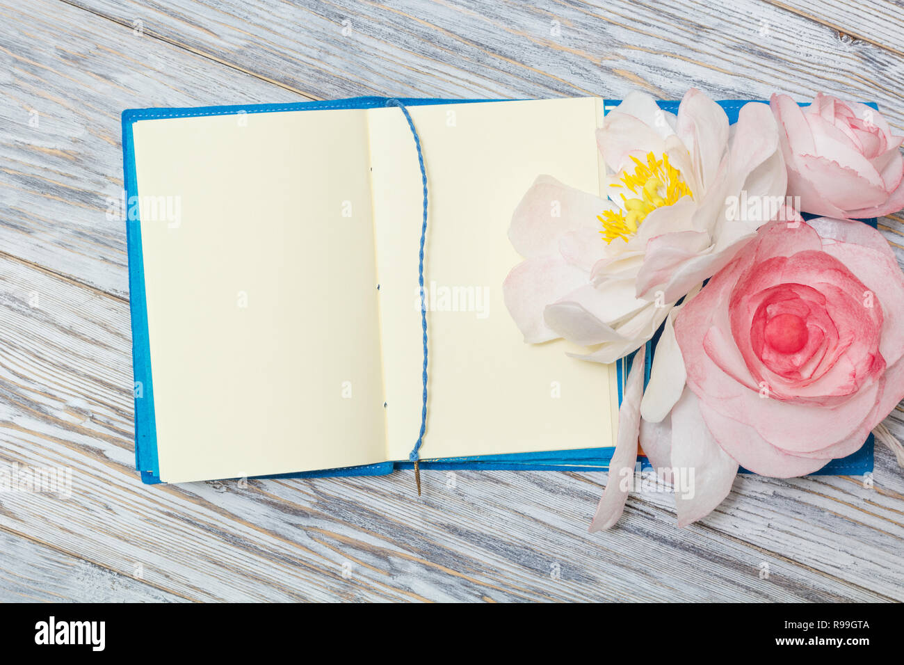 notes and flowers Stock Photo - Alamy