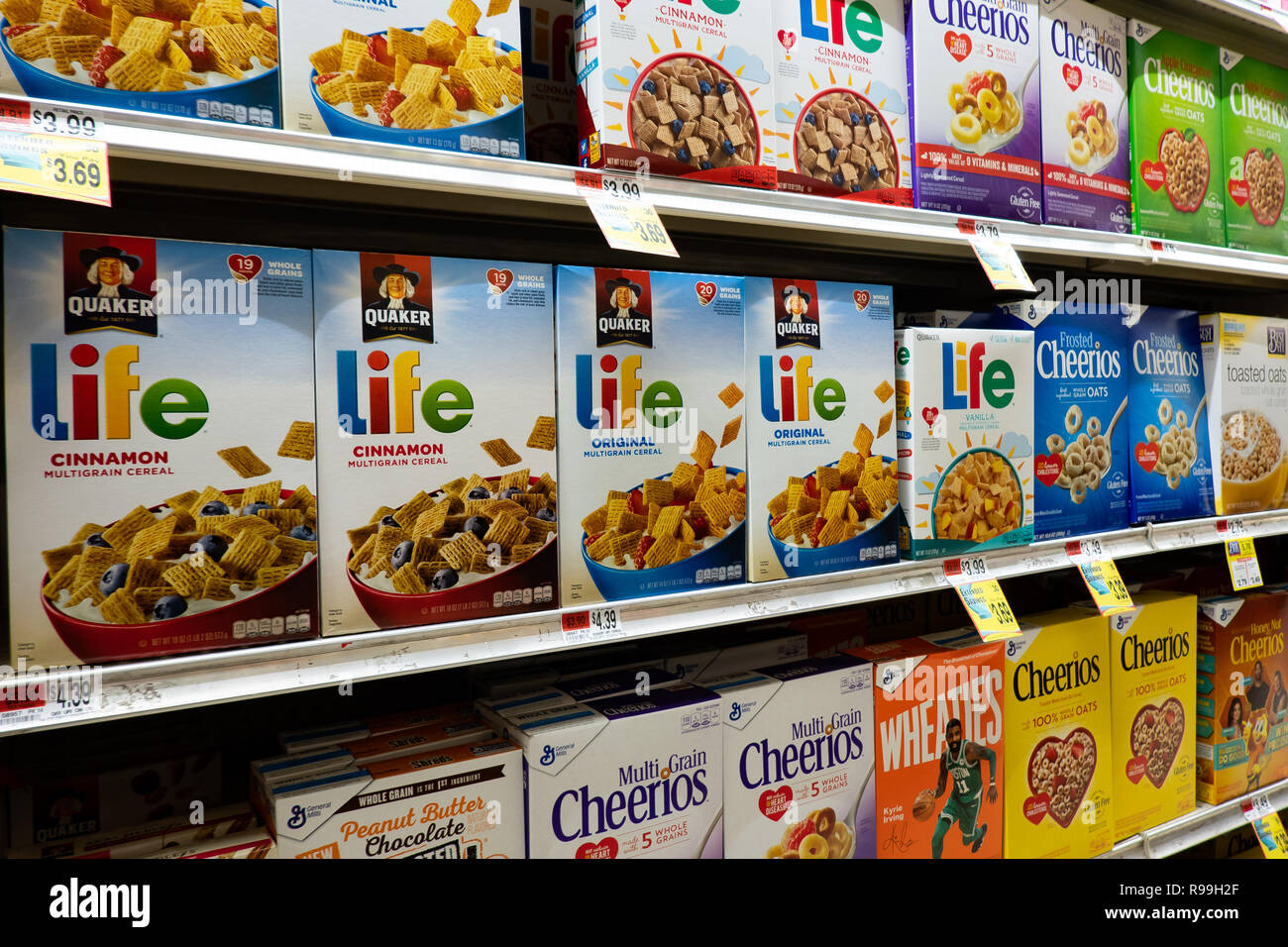 Breakfast cereal boxes shelves hi-res stock photography and images - Alamy