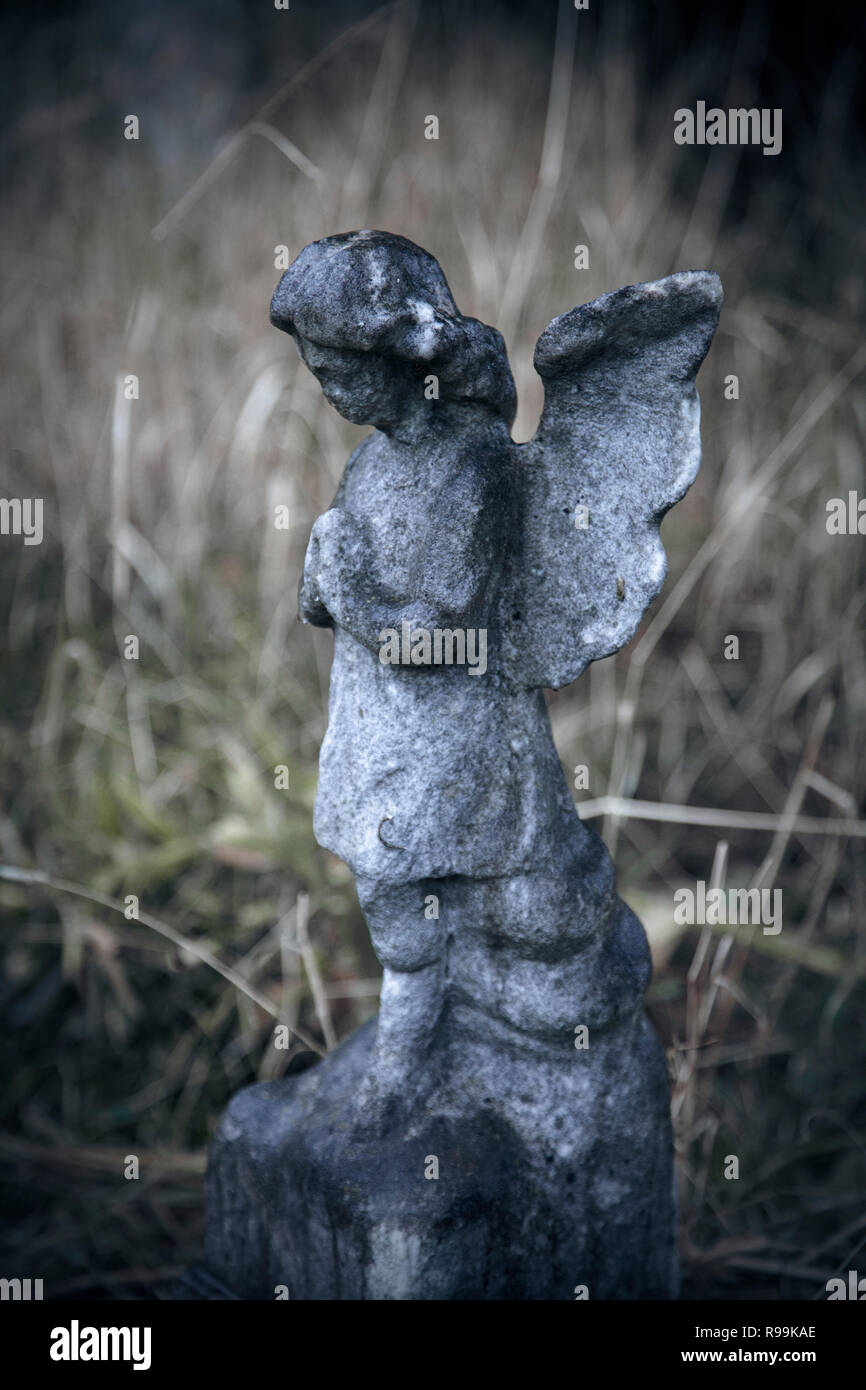 Female angel statue hi-res stock photography and images - Alamy