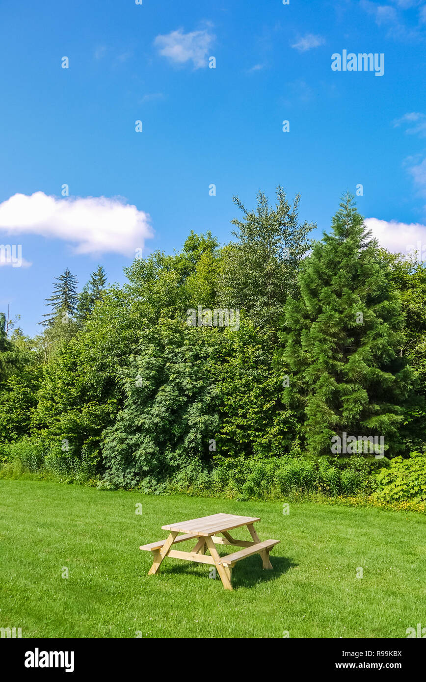 Picnic bench public area hi-res stock photography and images - Alamy