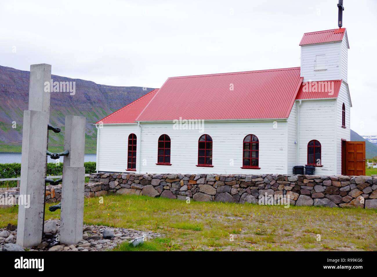 White church with red roof hi-res stock photography and images - Alamy