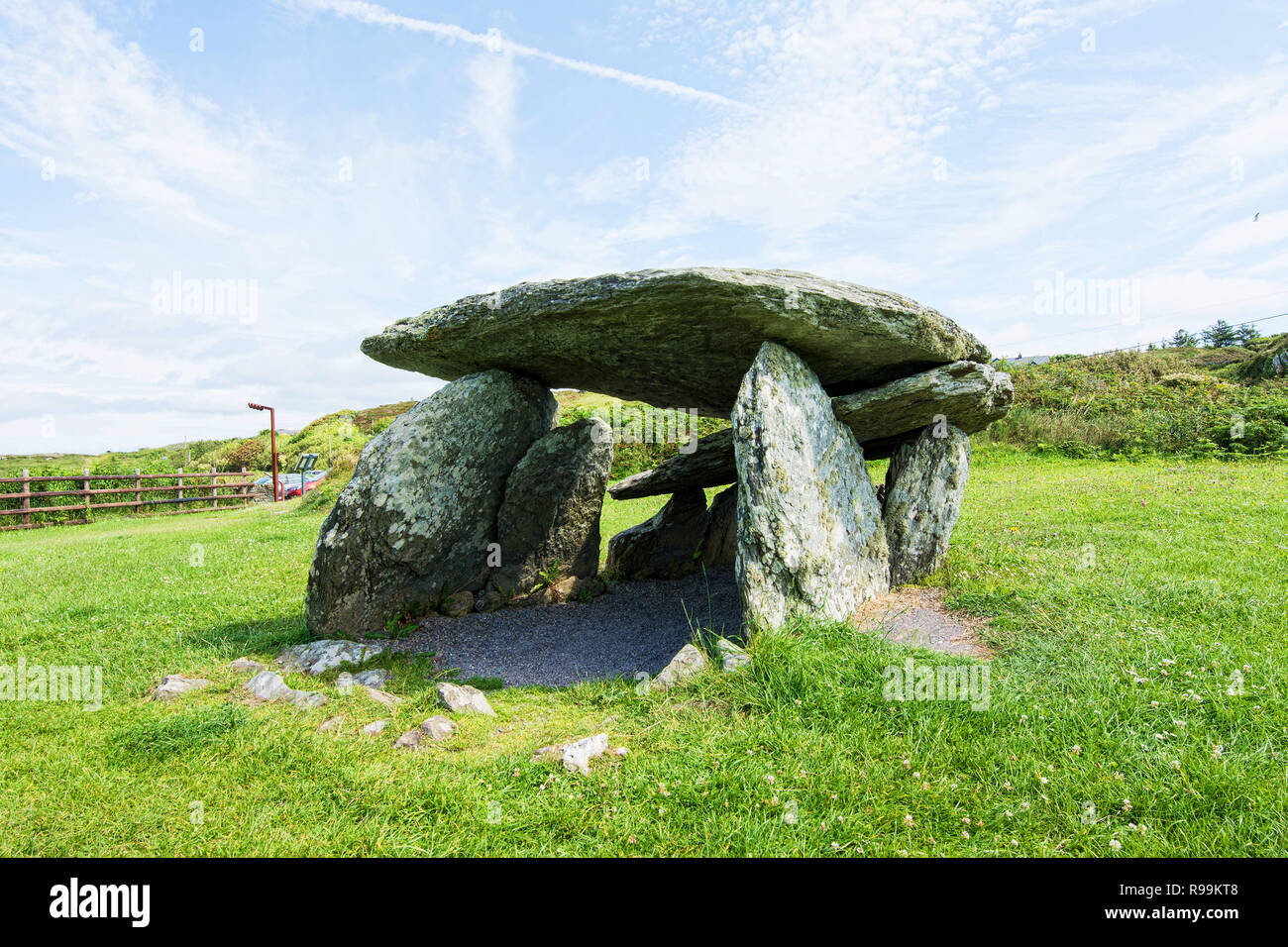 Landscapes of Ireland. Altar Wedge Tomb Stock Photo - Alamy