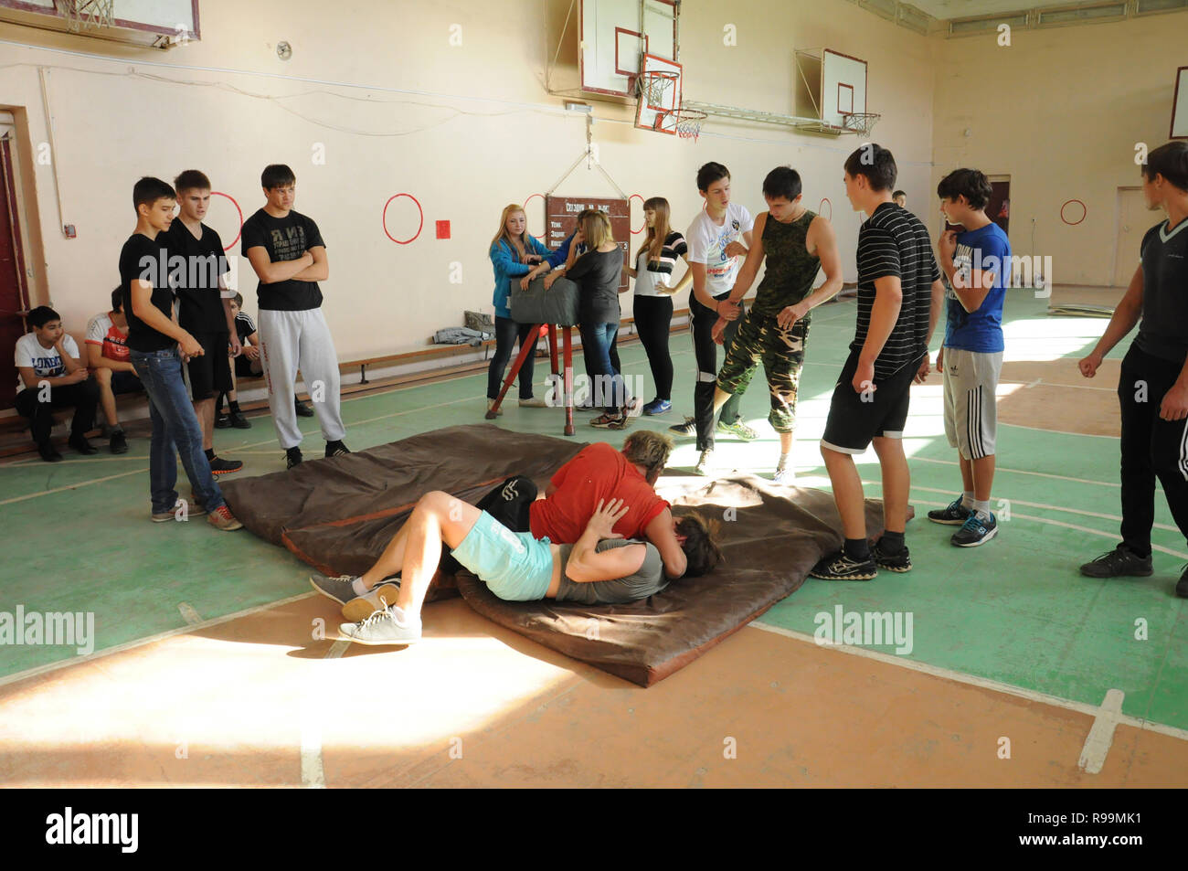 Teens fighting in school hi-res stock photography and images - Alamy