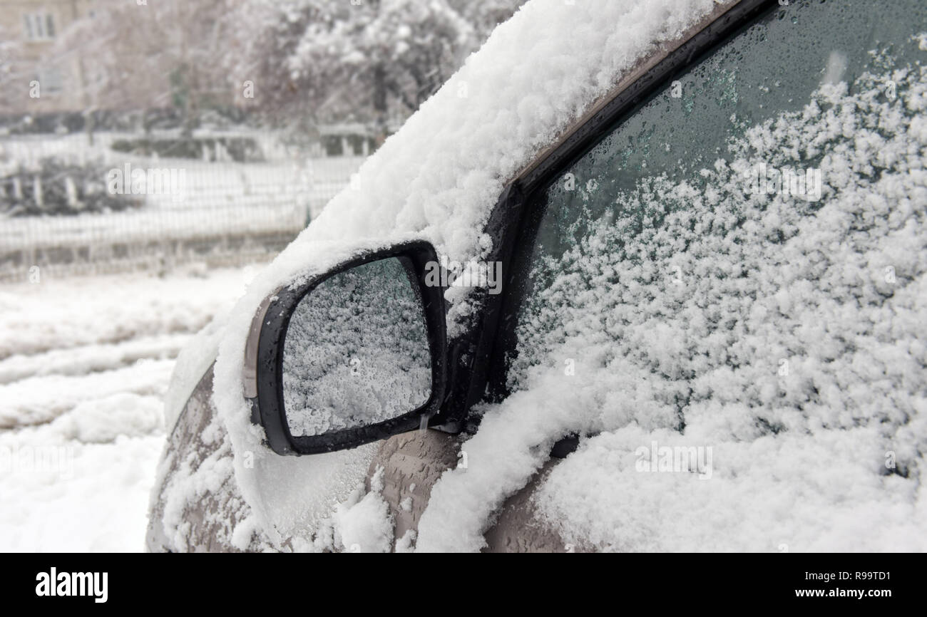 Winter cars covered with fresh white snow Stock Photo - Alamy