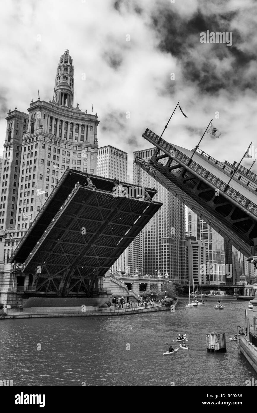 Bridge Up - Chicago River Stock Photo - Alamy