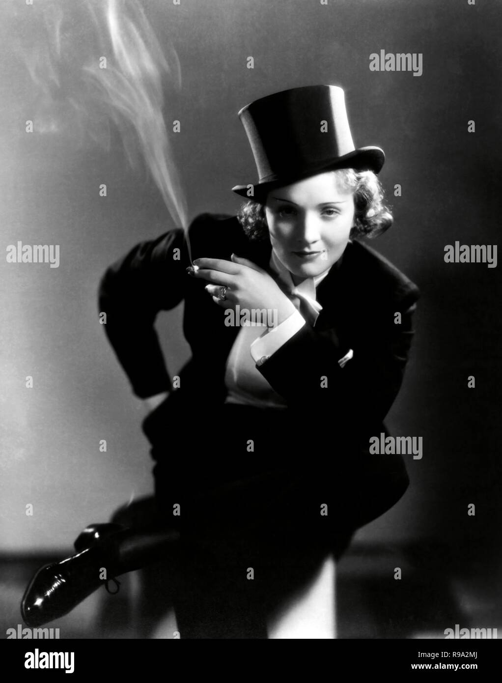 Fashion woman 1930s smoking hi-res stock photography and images - Alamy