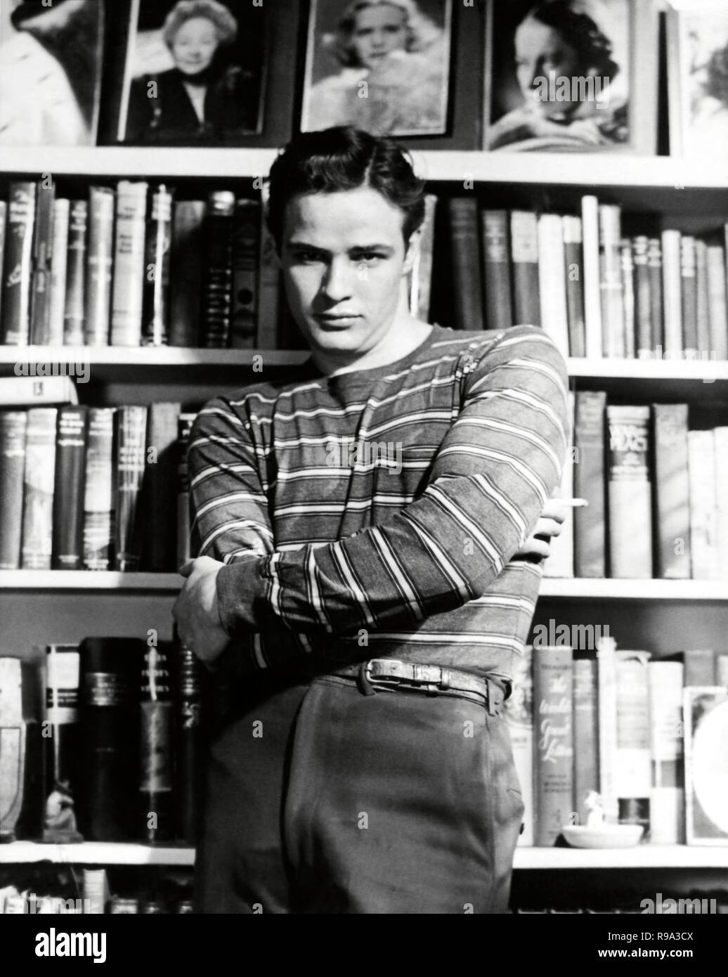Marlon brando portrait 1940s hi-res stock photography and images - Alamy