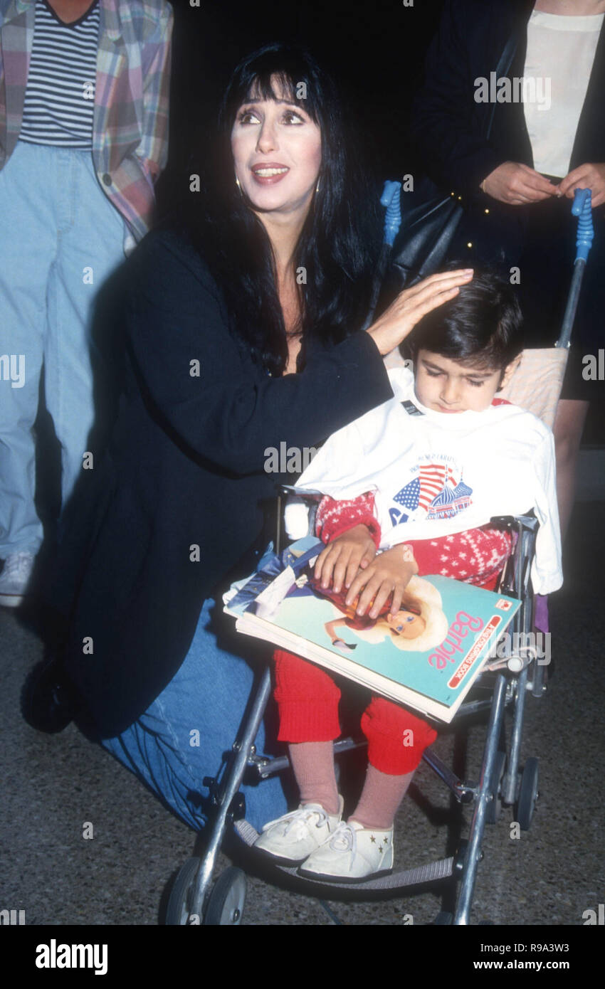 LOS ANGELES, CA - MAY 13: Singer/actress Cher attends Share The Dream ...