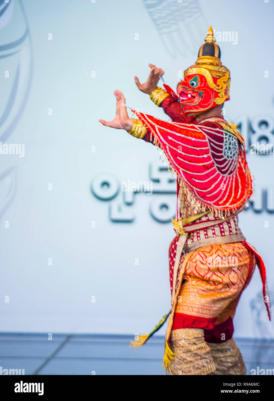 Thai dancer performing the traditinal Thai Khon dance at the Mask dance ...