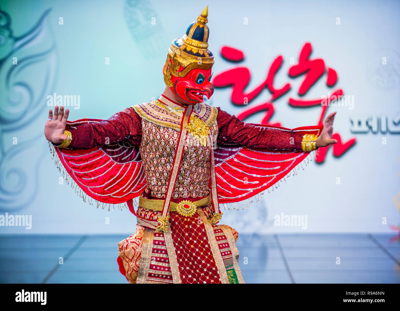 Thai dancer performing the traditinal Thai Khon dance at the Mask dance ...