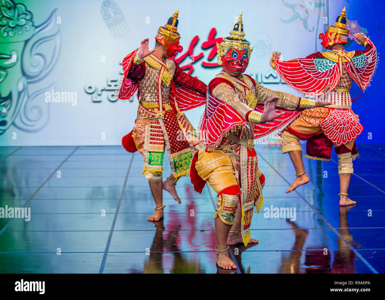 Thai dancers performing the traditinal Thai Khon dance at the Mask ...