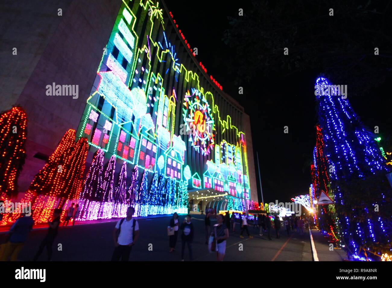 Philippines. 19th Dec, 2018. Local toursist enjoyed walking at the ...