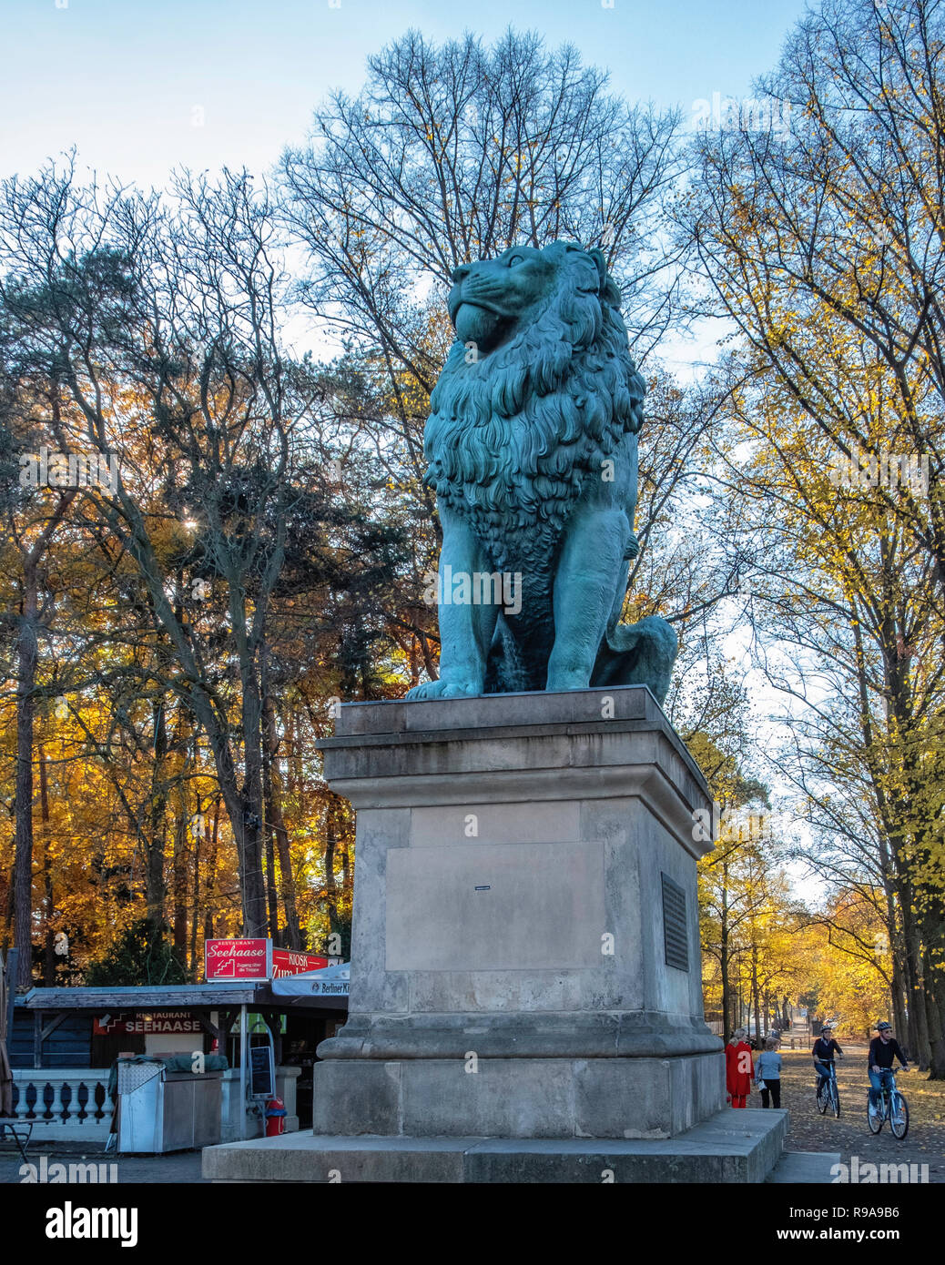 Lion monument berlin hi-res stock photography and images - Alamy