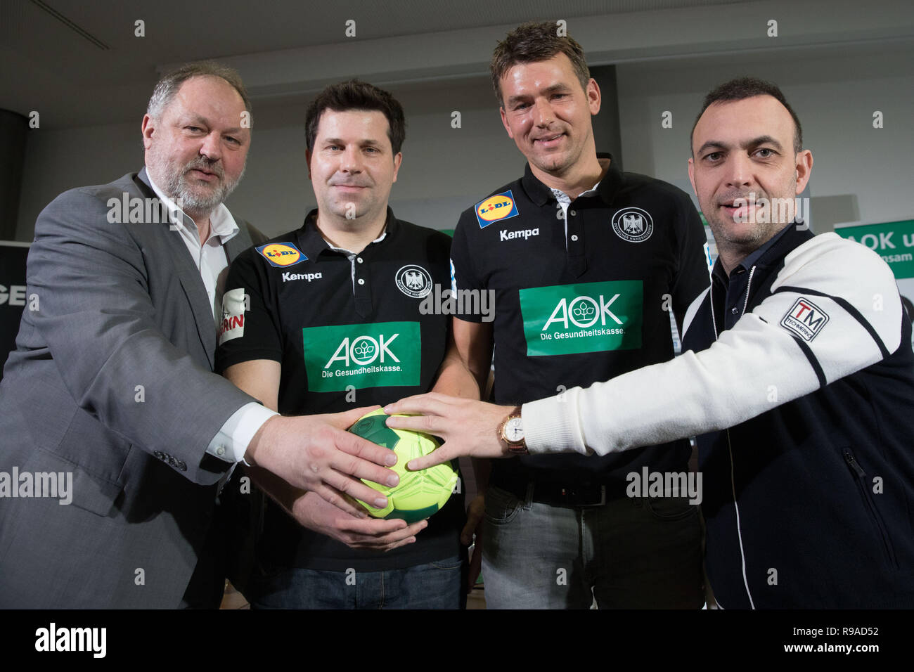 21 December 2018, Berlin: Andreas Michelmann (l-r), DHB President ...