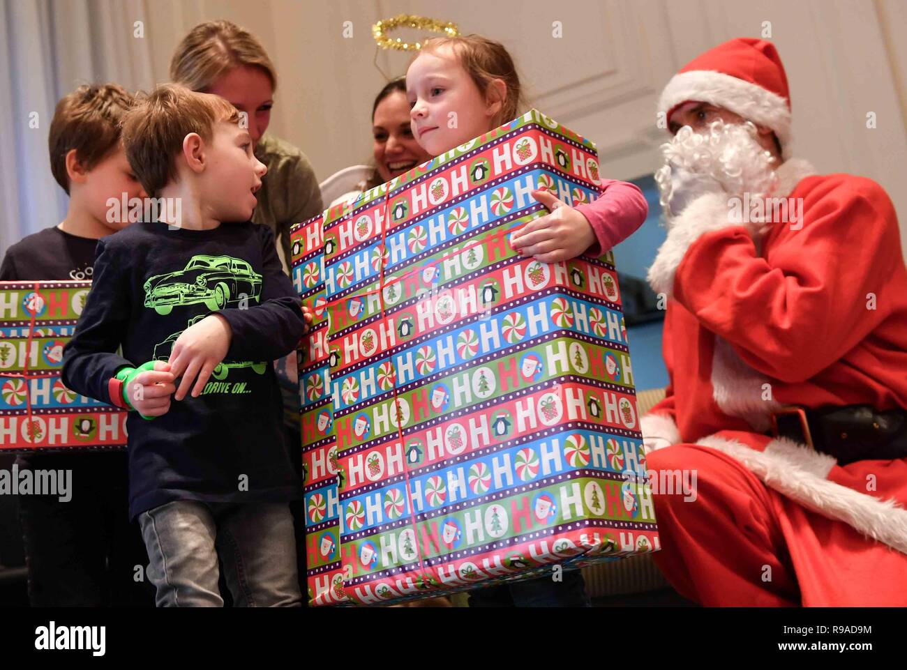 Berlin, Germany. 21st Dec, 2018. A Santa Claus visits the German Heart ...