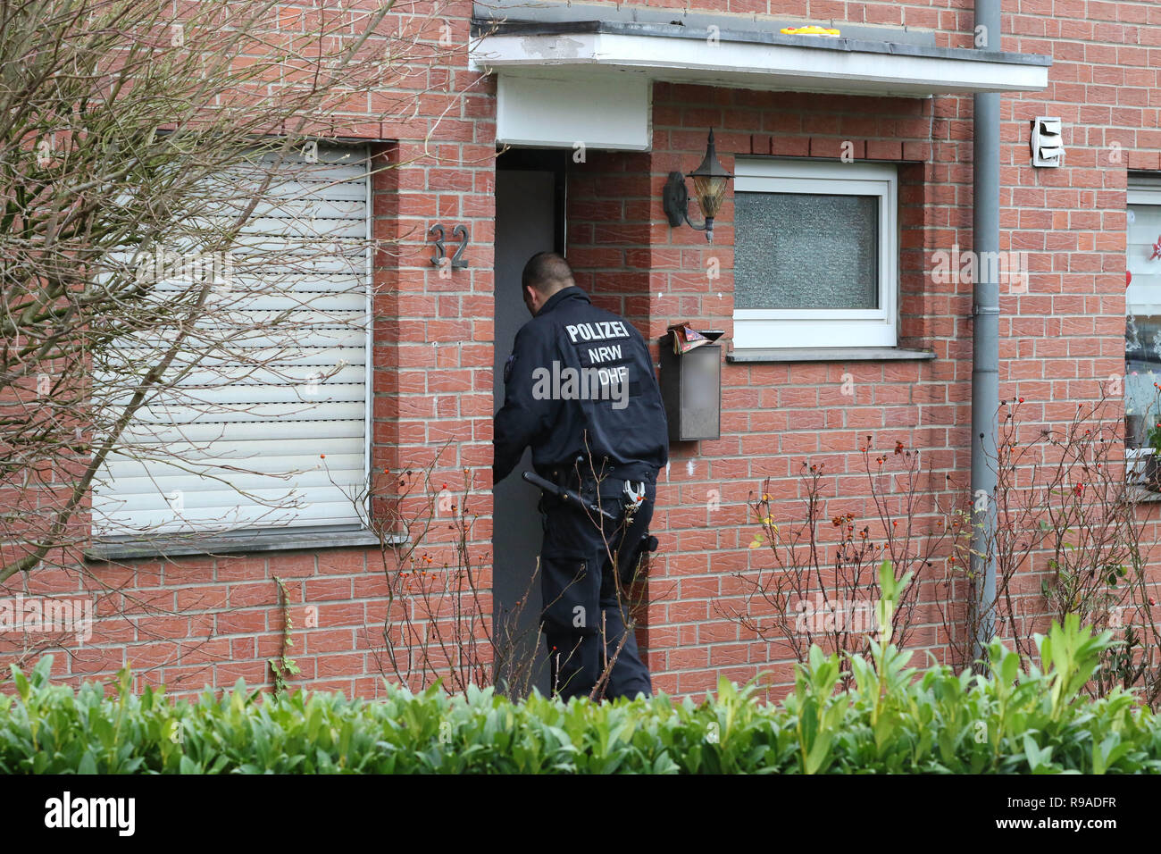 Spying on house hi-res stock photography and images - Alamy