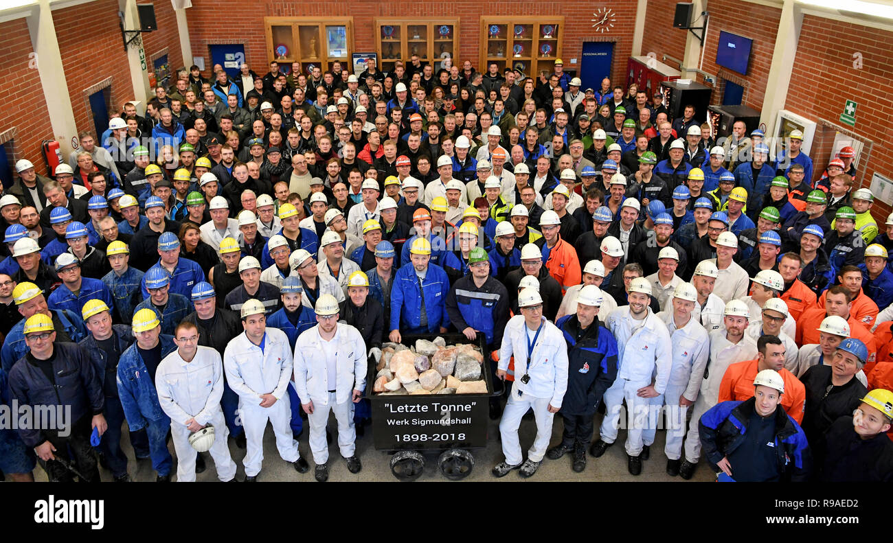 21 December 2018, Lower Saxony, Wunstorf/Bokeloh: Miners of the last ...