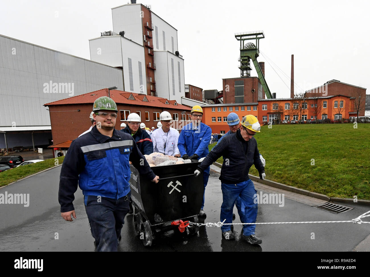 21 December 2018, Lower Saxony, Wunstorf/Bokeloh: Miners of the last ...