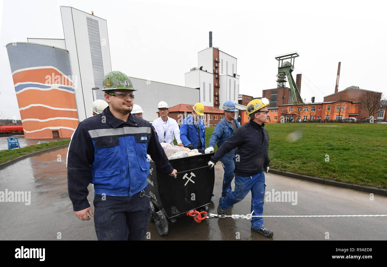 21 December 2018, Lower Saxony, Wunstorf/Bokeloh: Miners of the last ...