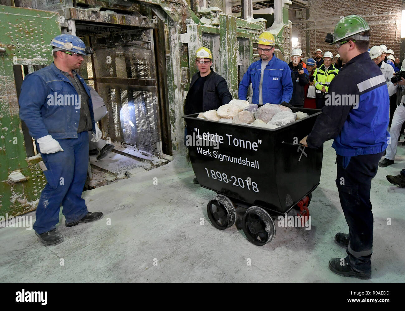 21 December 2018, Lower Saxony, Wunstorf/Ot Bokeloh: Miners of the last ...