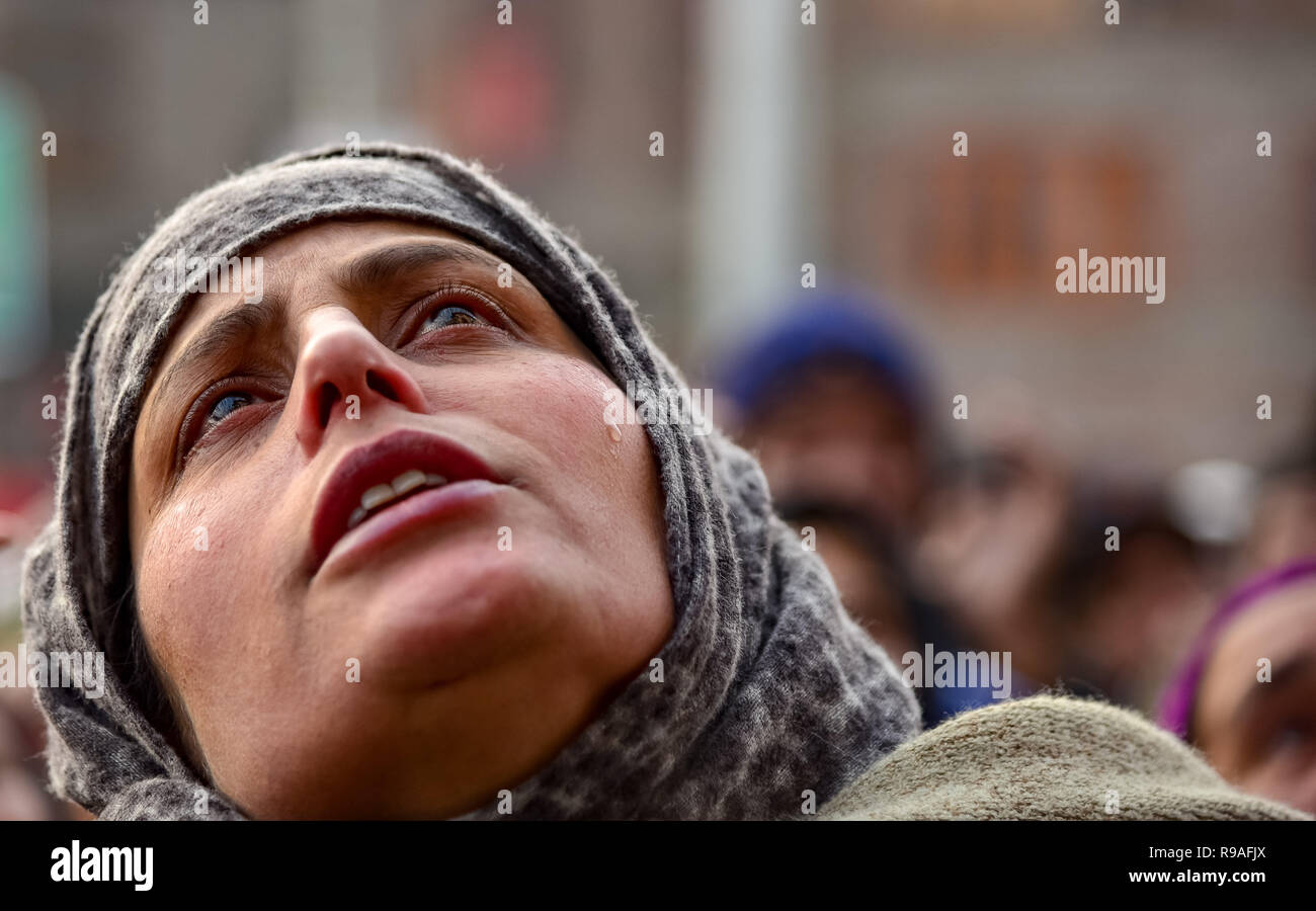 Srinagar, Kashmir. 21st December 2018. Kashmiri Muslim woman seen ...