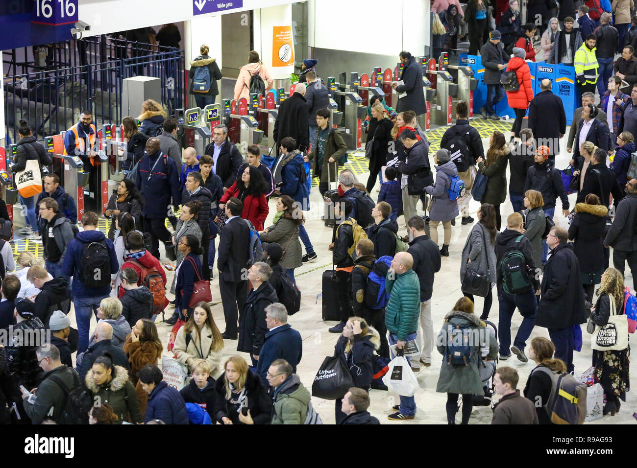 Packed trains hi-res stock photography and images - Alamy