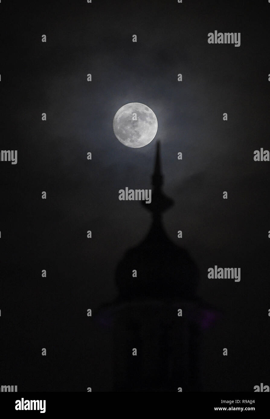 Beautiful full moon hi-res stock photography and images - Alamy