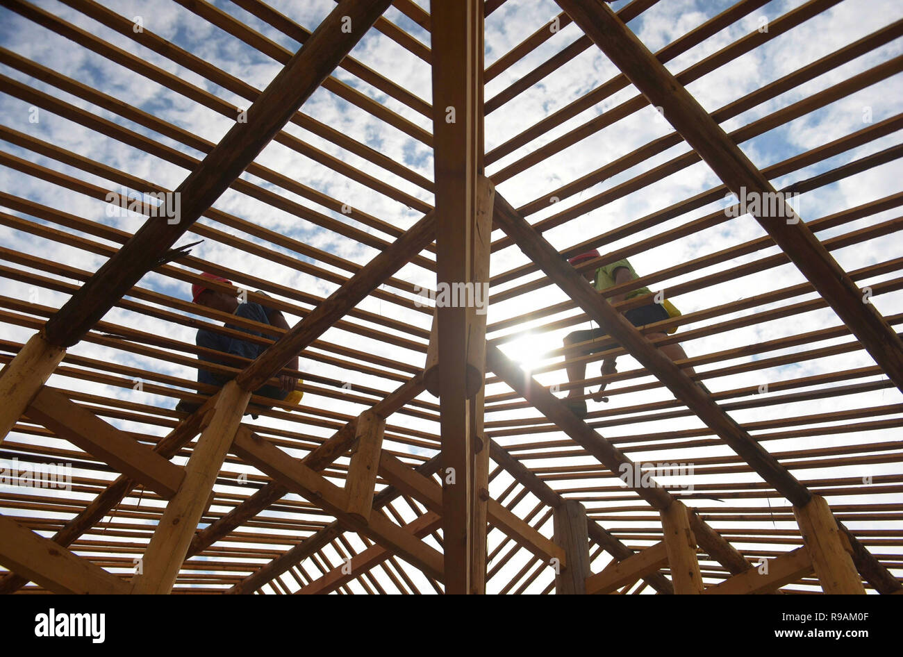 Beijing, China's Hubei Province. 26th July, 2018. Constructors build a ...
