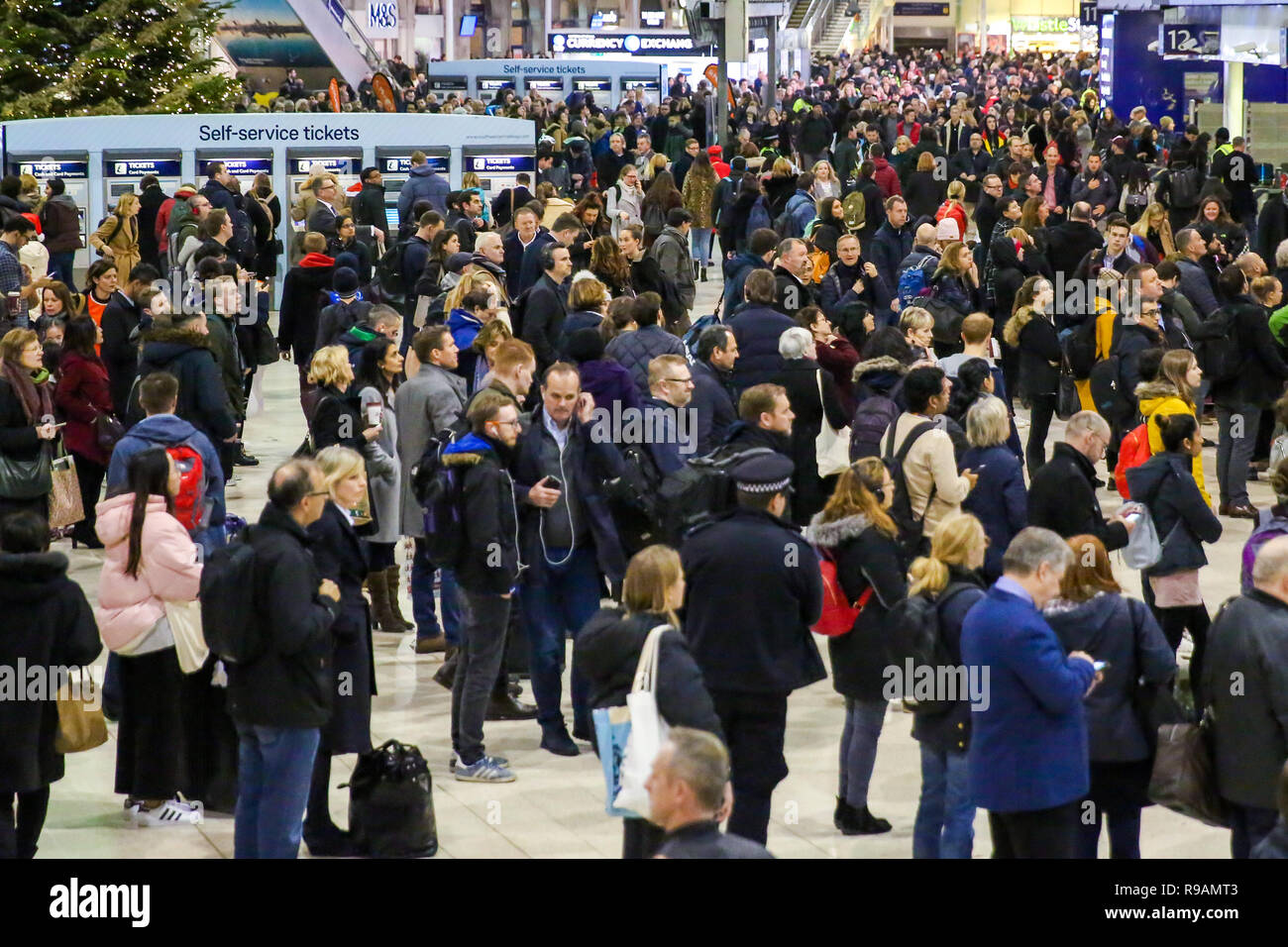 Packed trains hi-res stock photography and images - Alamy