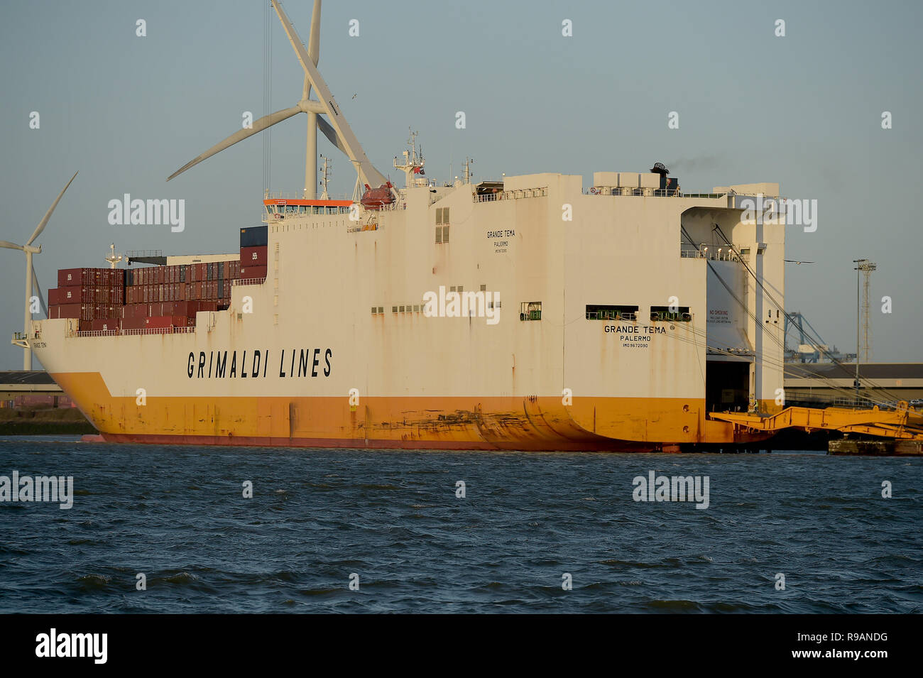 Tilbury, Essex, UK. 22nd December, 2018. The Ro-Ro Container ship ...