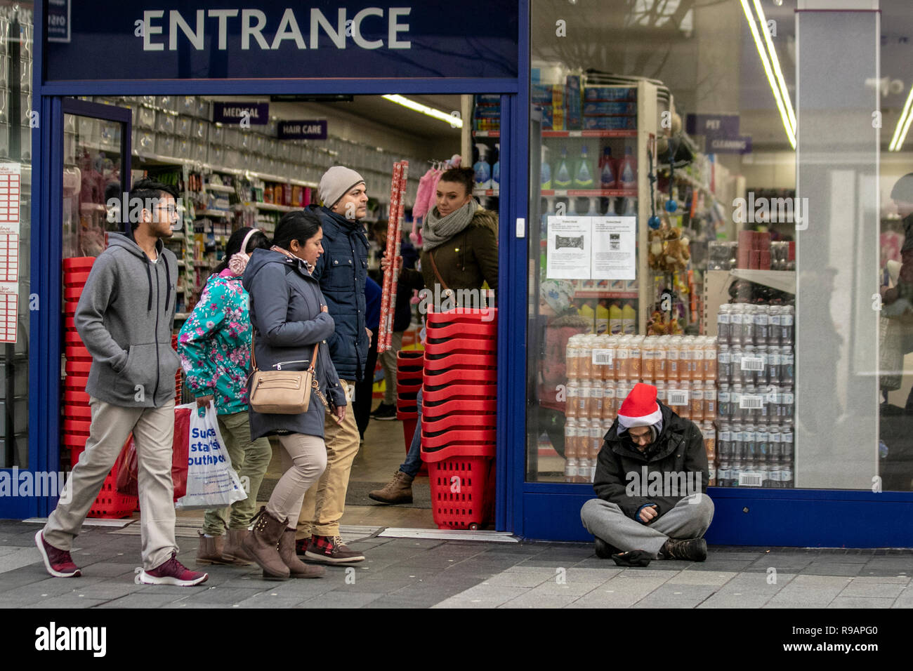 Homeless santa claus hi-res stock photography and images - Alamy