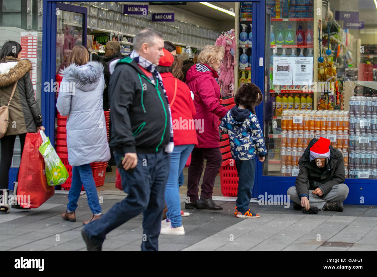 Homeless santa claus hi-res stock photography and images - Alamy