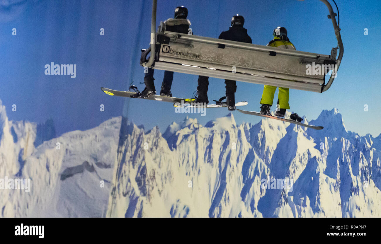 Bispingen, Germany. 22nd Dec, 2018. Snowboarders sit in front of a snow ...