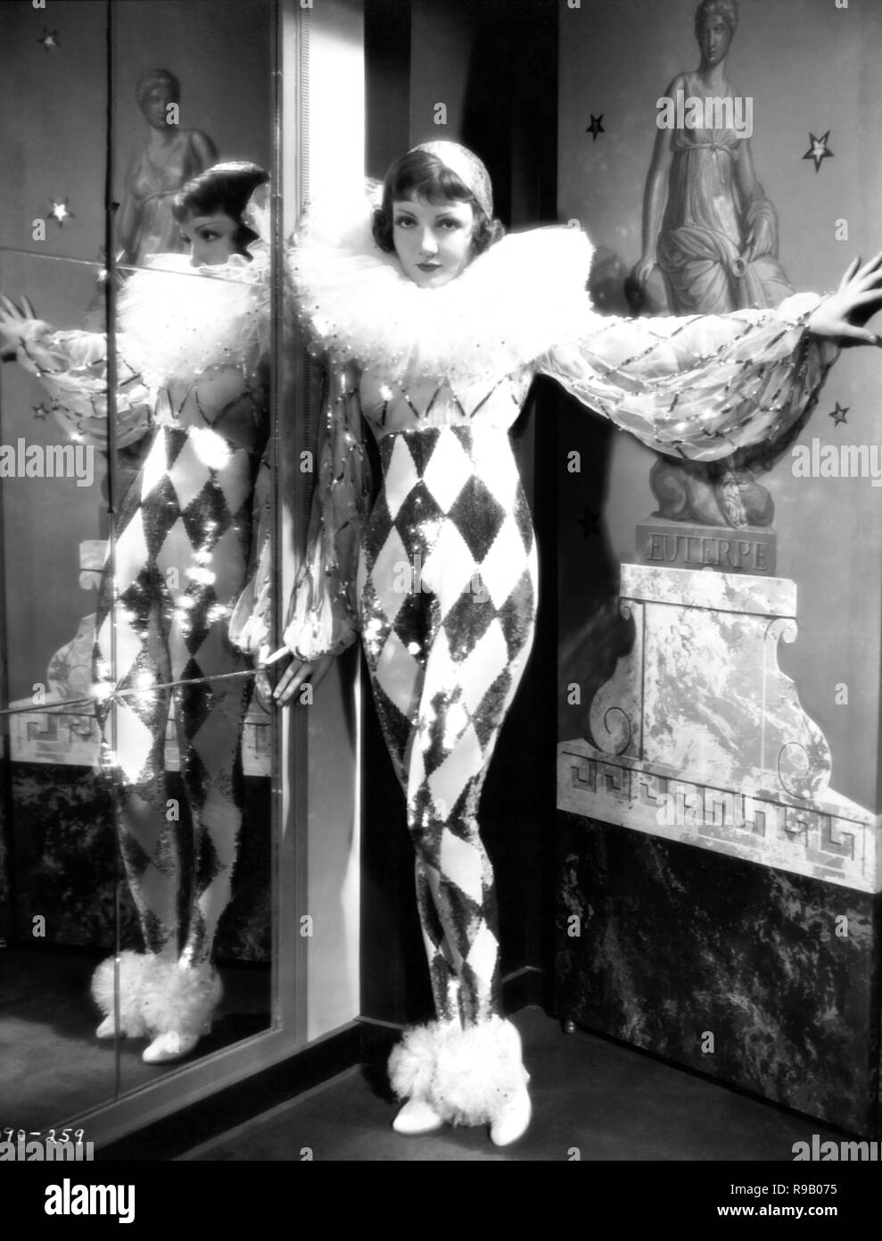 Claudette colbert 1933 hi-res stock photography and images - Alamy