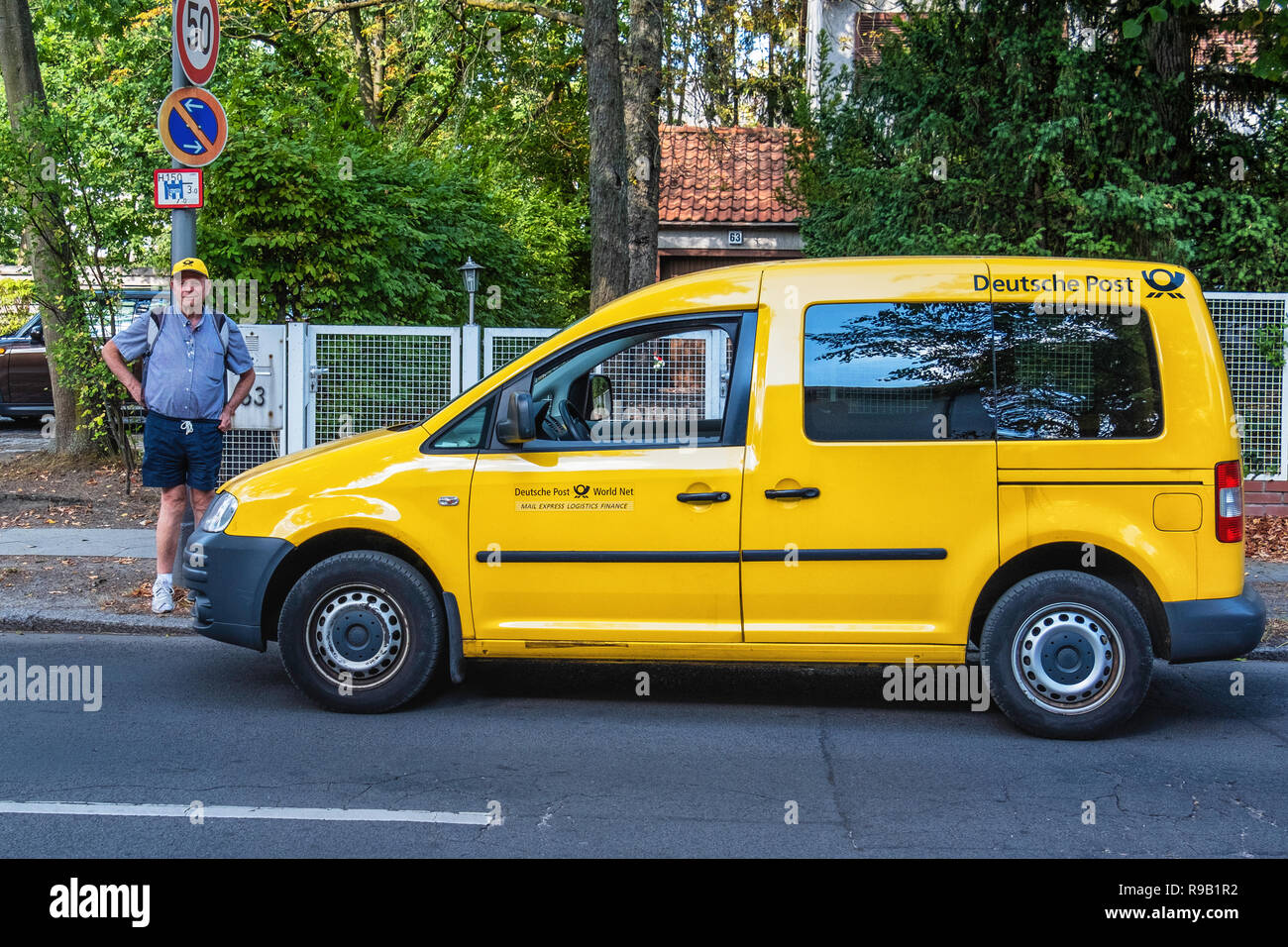 Yellow mail van hi-res stock photography and images - Alamy