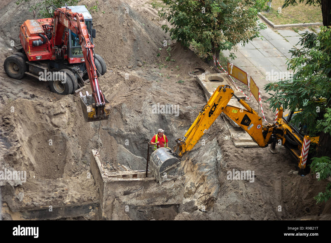 Excavators digging hi-res stock photography and images - Alamy