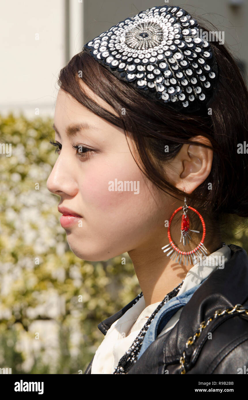 Asian female model poses for pictures in the cityscape Stock Photo - Alamy